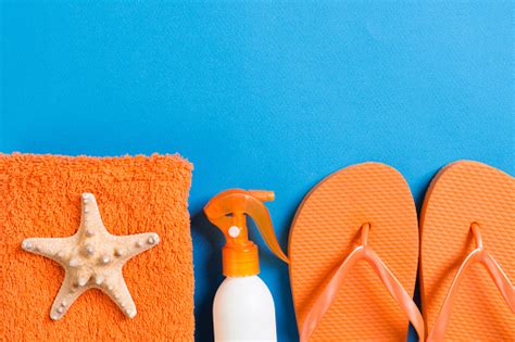 해변 플랫 레이 액세서리의 상단보기 조개 불가사리 수건 및 플립 플롭과 복사 공간이있는 컬러 배경의 선스크린 병 개념에 대한 스톡 사진 및 기타 이미지 Istock