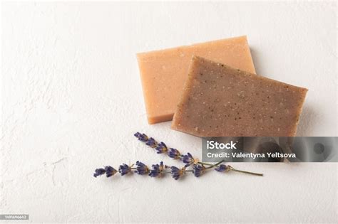 하얀 시멘트 배경에 라벤더 꽃이 있는 천연 라벤더 비누 수제 Soapessential Oilsspa 제품이 함유 된 화장품 텍스트를 위한 공간입니다 플랫 레이 비누에 대한