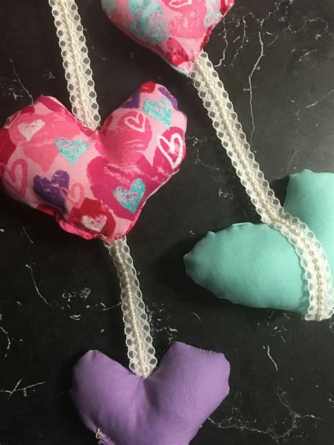 테이블 위에 앉아있는 하트 모양의 막대 사탕 두 개 사진 Unsplash의 무료 핸드메이드 이미지