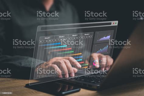 진행 계획 및 비즈니스 분석은 그래프 관리 개념을 성장시키고 사업가는 가상 화면에서 노트북 계획 차트 스케줄링을 사용하여 디지털 마케팅 성과 지표를 제공합니다 0명에 대한