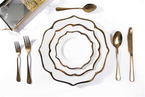 Eventive ყვავილის ფორმის თეფში ოქროსფერი კანტით კომპლექტი