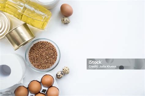 식료품 재고는 제재 기간 동안 식품 주식을 위기 통조림 식품 메밀 파스타 계란 후추 사과 토마토 해바라기 기름 설탕 흰색 배경에 화장지 설탕에 대한 스톡 사진 및 기타