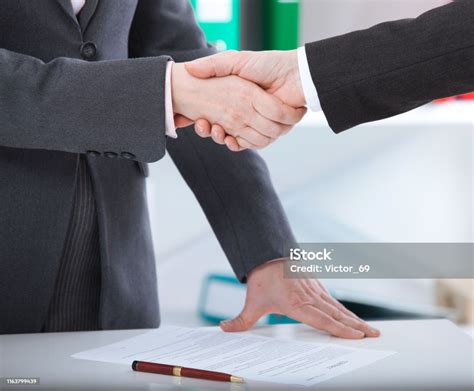 비즈니스 핸드셰이크 비즈니스 악수 및 비즈니스 사람들 개념입니다 성공적인 비즈니스 여자 미소 친절 계약서에 대한 스톡 사진 및 기타 이미지 Istock