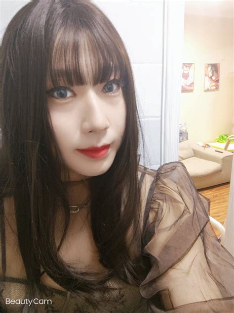 静静酱 On Twitter 活死人归来 🤣 有没有想静静呀 换了黑长直风格 觉得自己美美哒 这次偷偷在家顶风作案 我化到一半妆时 老婆醒