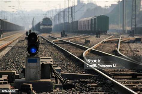 Lampu Sinyal Dan Jalur Kereta Api Stasiun Kereta Api Untuk Lalu Lintas Barang Di Guizhou Cina