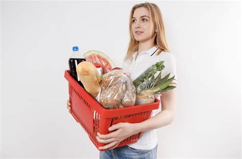 야채가 든 빨간 플라스틱 바구니를 들고 있는 흰 셔츠를 입은 소녀 사진 Unsplash의 무료 파랑 이미지