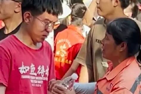 环卫工人的儿子还是环卫工又怎么了 孩子 母亲 祝福