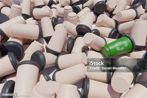 재활용 Simbol 3d 렌더링과 녹색에 하나와 커피 컵을 이동하는 빈 힙 쓰레기에 대한 스톡 사진 및 기타 이미지 쓰레기 재활용 뚜껑 Istock