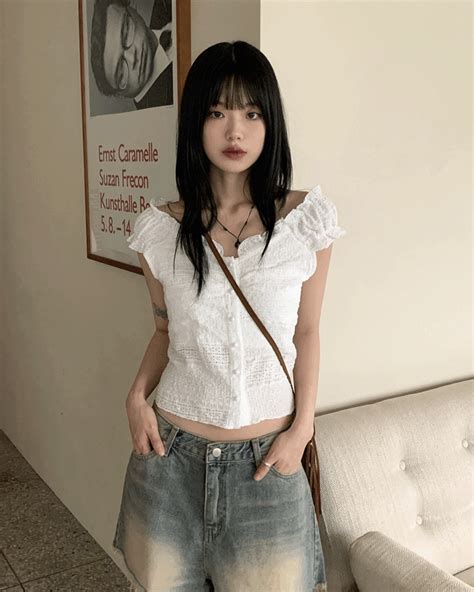 원더원더 로바 엠보싱 진주 단추 반팔 블라우스