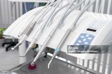 치과 진료소에서 치과 치료를위한 도구 세트 치과 의사 사무실의 흰색 테이블에 전문 치과 기구 모음 의료 도구 치과 위생과 치아 건강 관리 개념 0명에 대한 스톡 사진 및