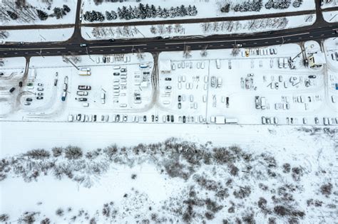 겨울에는 주거 지역 근처에 눈 덮인 자동차가 있는 주차장 공중 평면도 0명에 대한 스톡 사진 및 기타 이미지 0명 가리기 거리 Istock