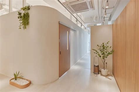 라운드벽으로 공간을 구분한 요가 센터 인테리어 사진