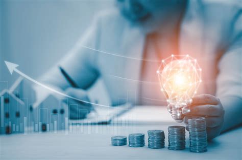 창의력과 혁신 여성 손은 책상에서 아이콘 작업과 전구를 잡고 창의력과 혁신은 핵심 성공입니다 아이콘과 전구와 새로운 아이디어와 혁신의 개념 30 34세에 대한 스톡 사진 및