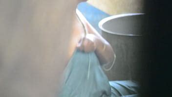 Tamil Woman Boobs Showing While Bathing XNXX