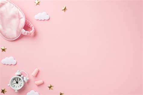 빈 공간이있는 고립 된 파스텔 핑크 배경에 작은 흰색 알람 시계 핑크 실크 수면 마스크 귀마개 황금 별과 구름의 상단 보기 사진 가리기에 대한 스톡 사진 및 기타 이미지