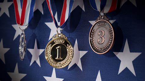 금색 은색 동메달 모형 트로피 메달 와 리본 와 대결 미국 국기 국내 또는 국제 올림픽 스포츠 대회의 우승자를 대표합니다 수상자 및 수상 컨셉 Championship에 대한