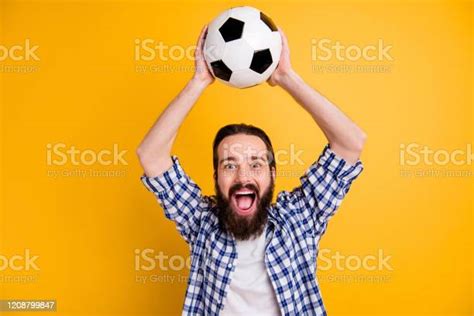 그의 초상화 그의 좋은 매력적인 쾌활 한 쾌활 한 쾌활 한 기뻐 하는 수염 남자 팬 에 체크 셔츠 를 들고 머리에 공을 던지는 밝은 생생한 빛나는 생생한 노란색 색상 배경