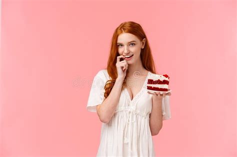 Seductora Coqueta Pelirroja Encantadora Novia Sugiere Probar Su Pastel