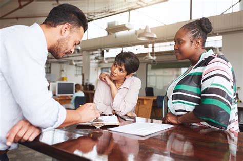 사무실 테이블에서 함께 서류에 대해 논의하는 세 명의 다양한 사업가 경영자에 대한 스톡 사진 및 기타 이미지 경영자 기업 문화 기업 비즈니스 Istock