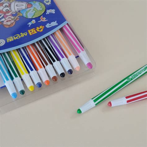 지구화학 엄마도 아빠도 사용한 지구 슈퍼 색연필🖍 돌돌 돌려서 사용하는 샤프식 색연필은 지구화학이 최초로 개발한 방식입니다 깎을 필요가 없어 사용이 쉽고 단단한