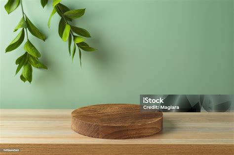 나뭇잎 배경이 있는 녹색 벽 위에 있는 빈 나무 연단 통나무 디자인 및 제품 전시를 위한 모형 0명에 대한 스톡 사진 및 기타 이미지 Istock
