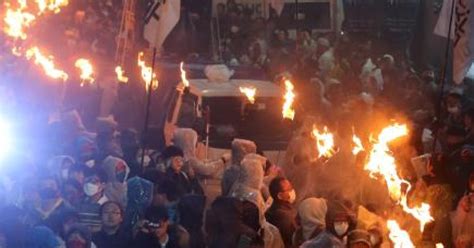 횃불 든 시위대