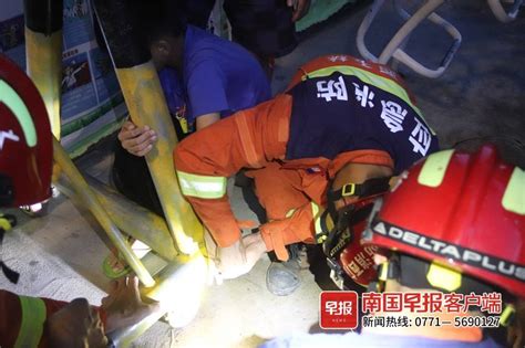 博白一12岁男孩玩耍时手指被卡螺母中，消防及时解救螺母博白手指