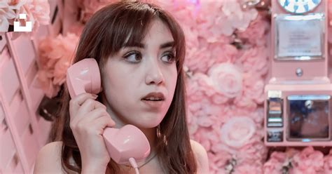 파란 드레스를 입은 여자가 분홍색 전화로 이야기 사진 Unsplash의 무료 머리 이미지