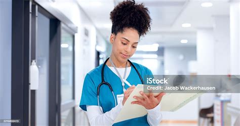 의료 여성 및 간호사 문서 환자 정보 및 의료 기록 작성을 위한 문서 클리닉 여성 및 외과 의사는 진단 노트 검토 및 치료에 대한 보고서를 위한 서류를 가지고 있습니다 30