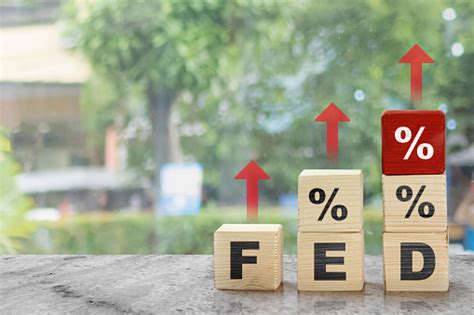 Fed 텍스트와 빨간색 화살표가 위를 가리키는 백분율 기호가 있는 나무 큐브 스택 0명에 대한 스톡 사진 및 기타 이미지 0명 가격 가리키기 Istock