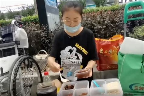 90后尿毒症女孩摆摊赚生活费每月治疗费5千想减轻家里负担凤凰网视频凤凰网