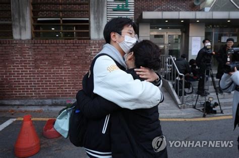 [수능] 평소 하던 대로 하고 와 뜨거운 포옹 속 수험생 입실 네이트 뉴스