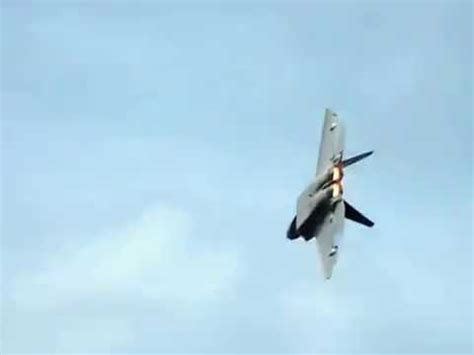F 22 Raptor Performs Cobra Like Manoeuvre Youtube