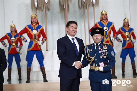 ФОТО Ерөнхийлөгч БНТУ д үүрэг гүйцэтгэсэн алба хаагчдад төрийн цол одон медаль гардууллаа