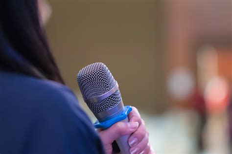 똑똑한 사업가 음성 또는 세미나 홀에서 마이크와 말하기 손을 몸짓 항의 또는 회의실에서 설명에 대 한 믿음 스피커 Tedtalk 소리내어 통신 인간 형태의 교육에 대한 스톡