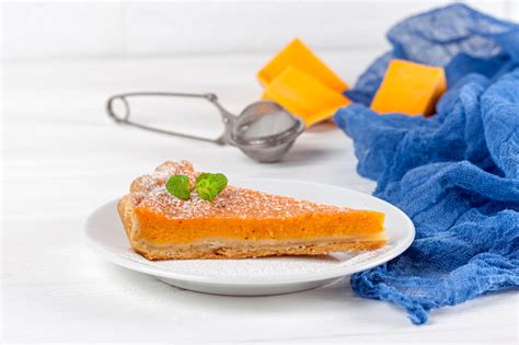 호박 파이 수 제 디저트 맛 있는 흰색 나무 배경 컷된 호박과 전통적인 케이크의 조각 채식 음식입니다 수평 배너 추수 감사절에 대 한 축 하 카드가을 0명에 대한 스톡 사진