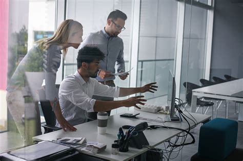 비즈니스 사람들이 기술을 사용 하 여 및 문서를 확인입니다 사업 사람들은 사무실에서 3 명에 대한 스톡 사진 및 기타 이미지 3 명 모임 사업가 Istock