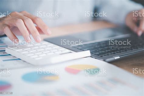 계산기로 회사 재무 문서의 수치를 계산하는 회계사회사 재무 데이터 분석예산 평가 및 검토 계획재무 및 투자의 개념연간 세금 검사