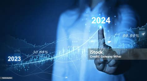 사업가는 2024년 기업 미래 성장 연도 증가 화살표 그래프를 그립니다 계획 기회 도전 및 비즈니스 전략 내년 2024년을 위한 새로운 목표 계획 및 비전 12월 31일에