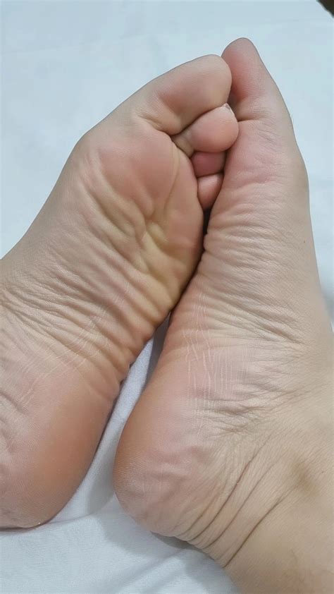 عکس پاهای میسترس سین👑سگای پالیس جنده جم شید زیر چتر من