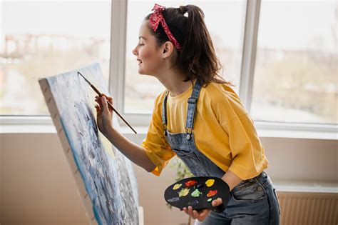 아트 스튜디오에서 추상 아크릴 페인팅에 여성 예술가 작품 Diy에 대한 스톡 사진 및 기타 이미지 Diy 가정 생활 공예 Istock