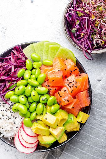 연어 아보카도 무 완두콩 붉은 양배추 흰 쌀을 곁들인 하와이안 포케 볼 간장 라임 참깨 드레싱 흰색 테이블 배경 상위 뷰 부다 보울에 대한 스톡 사진 및 기타 이미지