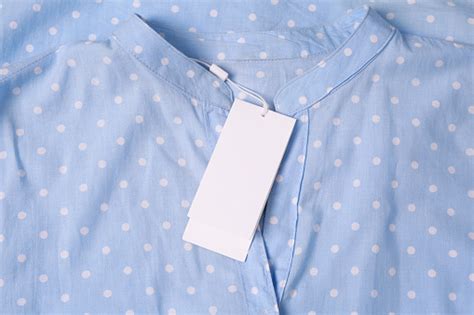 물방울 도트 패턴이있는 연한 파란색 셔츠에 빈 흰색 태그 상단보기 텍스트를 위한 공간 0명에 대한 스톡 사진 및 기타 이미지 0명 가격 공란 Istock