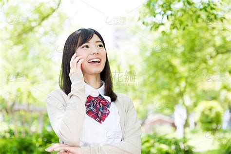 公园里的亚洲女学生