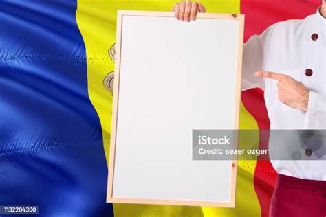 안도라 국기 배경에 빈 화이트 보드 메뉴를 들고 안도라 요리사 텍스트에 대 한 균일 한 포인팅 공간을 착용 요리 고급 요리에 대한 스톡 사진 및 기타 이미지 Istock