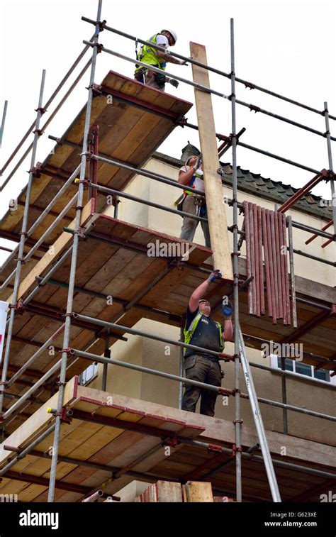 Workmen Erecting Scaffolding Stock Photo Alamy