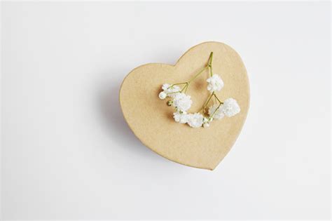 발렌타인 텍스트에 대한 장소와 흰색 배경에 고립 된 심장과 흰색 꽃의 형태로 공예 봄 선물 상자 0명에 대한 스톡 사진 및 기타 이미지 Istock