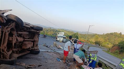 မြဝတီ ကော့ကရိတ်လမ်း ယာဉ်တိုက်မှုကြောင့် အနည်းဆုံး ၇ ဦးသေဆုံး