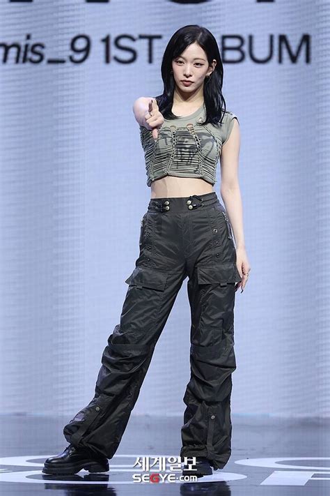 [포토] 프로미스나인 이채영 포인트 안무 기대하세요