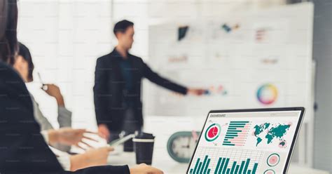 마케팅 데이터 분석을 위해 사무실에서 능숙하게 노트북 컴퓨터를 사용하는 비즈니스 회의에서 사업가 기업 비즈니스 팀 협업 개념입니다 사진 Unsplash의 토론 이미지